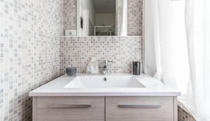 Chuveiro, secador de cabelo, bidê, toalhas de banho