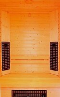 Uma sauna com paredes de madeira e dois painéis de ventilação nas laterais.