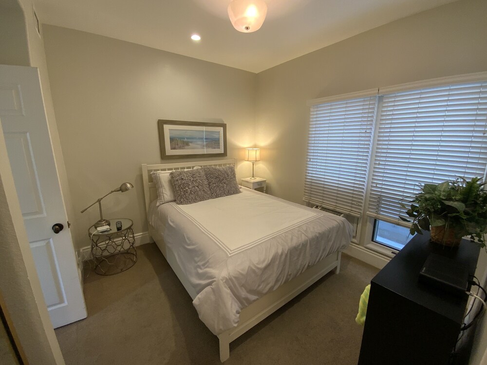 Special For Spacious 3-bedroom Beach Condo! - Newport Beach, CA