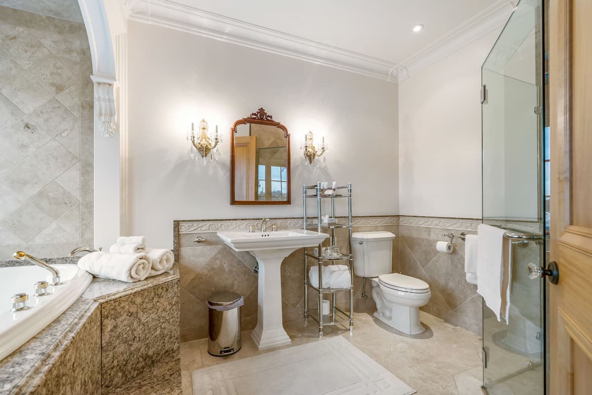 Suite de Luxo, 1 cama king-size, acessível, vista para a baía (Kingfisher Suite) | Casa de banho | Um polibã e uma banheira separados, uma banheira de hidromassagem