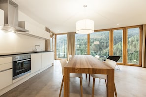 Suite Superior, 1 cama king-size, vista para a montanha | Cozinha privada | Uma chaleira elétrica