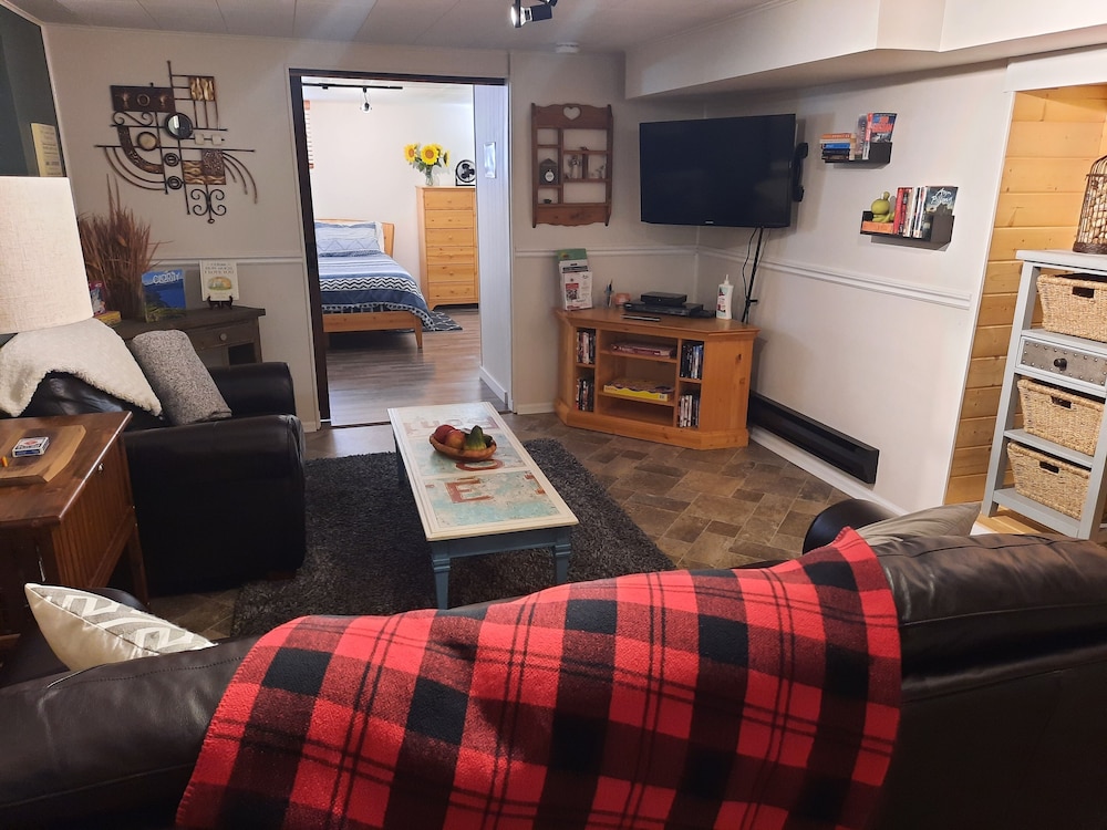 Lazy Days On Leir-2 Bedroom Guest Basement Suite - British Columbia