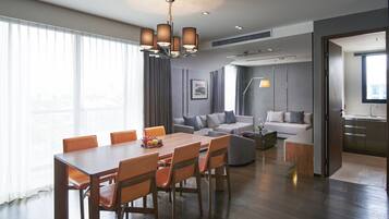 Penthouse | Minibar, cofre no quarto, secretária, quartos insonorizados