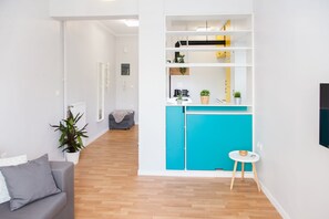 Apartamento, 1 quarto | Sala de estar | TV de ecrã plano 