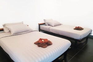 Quarto Standard, 2 camas individuais | Secretária, cortinas/cortinados opacos, Wi-fi grátis 
