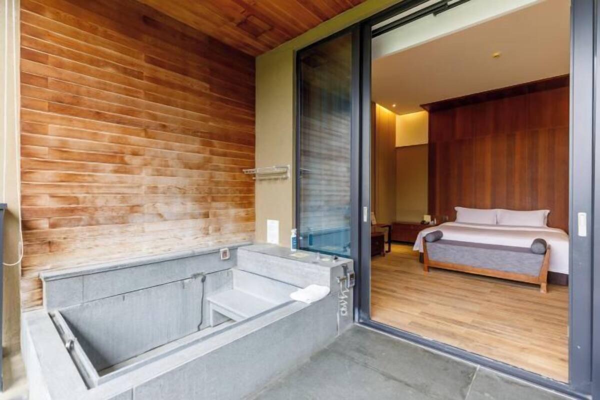 Cofres nos quartos, escrivaninha, cortinas blackout