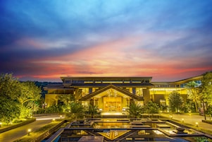 Fachada do alojamento (tarde/noite)