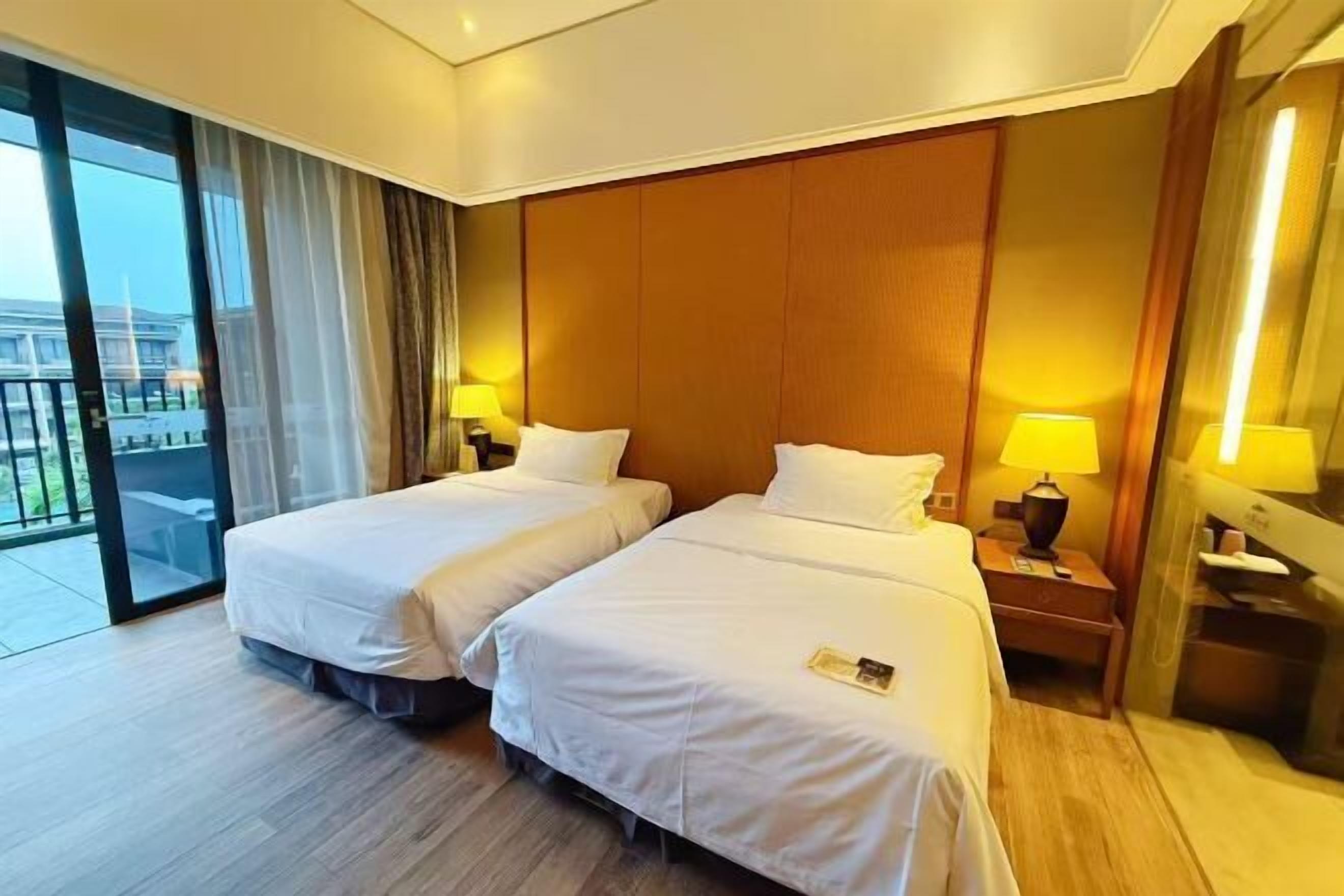 Cofres nos quartos, escrivaninha, cortinas blackout