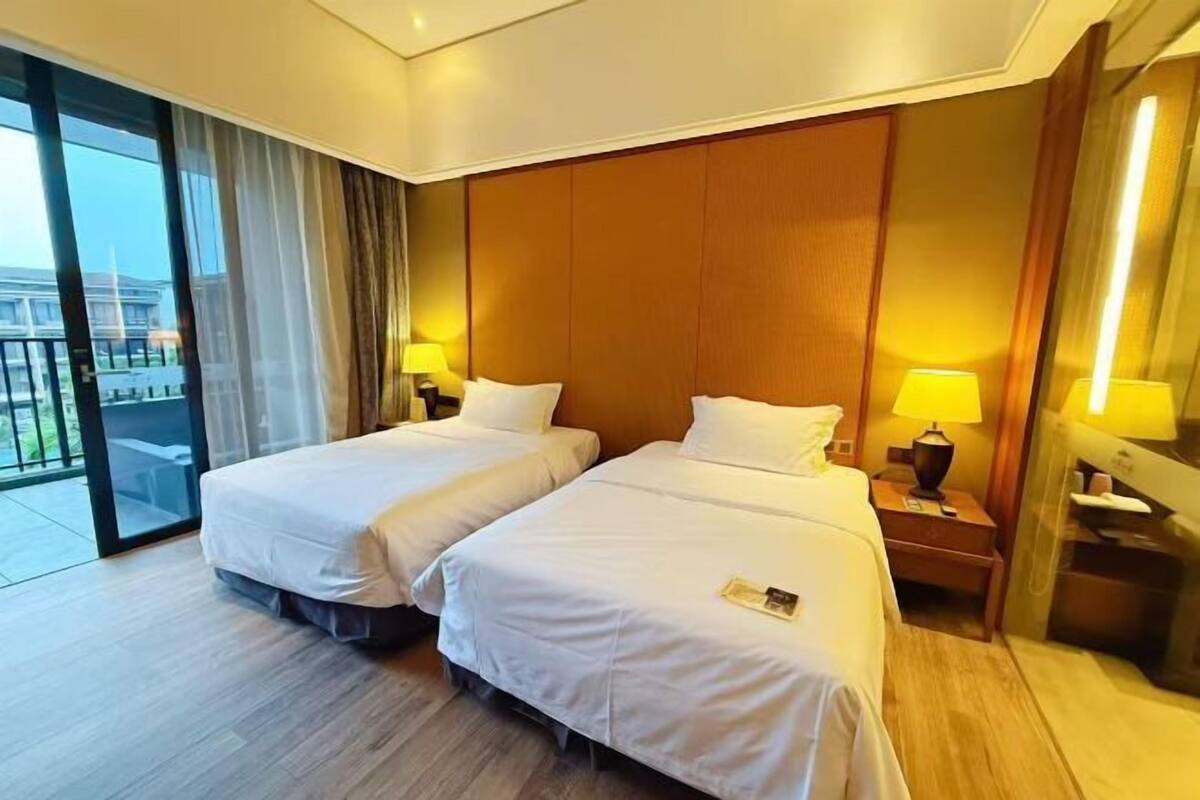 Cofres nos quartos, escrivaninha, cortinas blackout