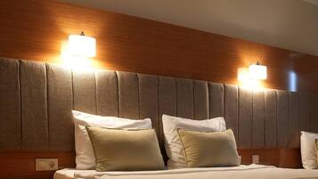 Minibar, cofre no quarto, secretária, roupa de cama fornecida