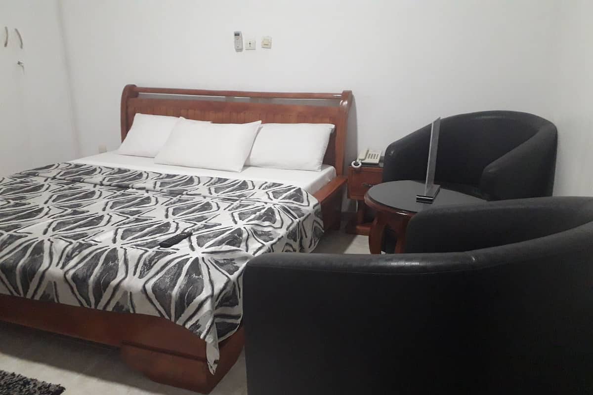 Quarto casal superluxo, 1 cama King, geladeira, vista para a cidade | Vista do quarto