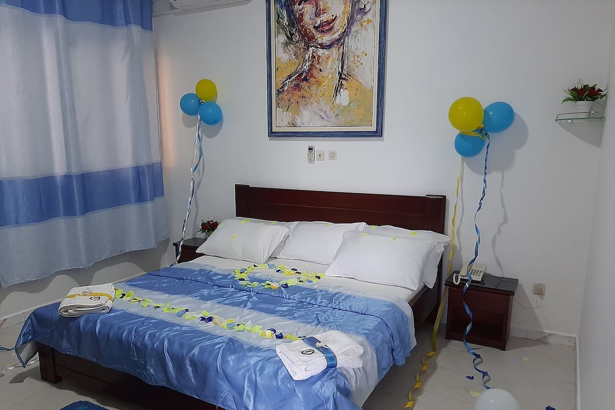 Suíte júnior, 1 cama King, geladeira, vista para a cidade | 1 quarto, roupas de cama premium, escrivaninha
