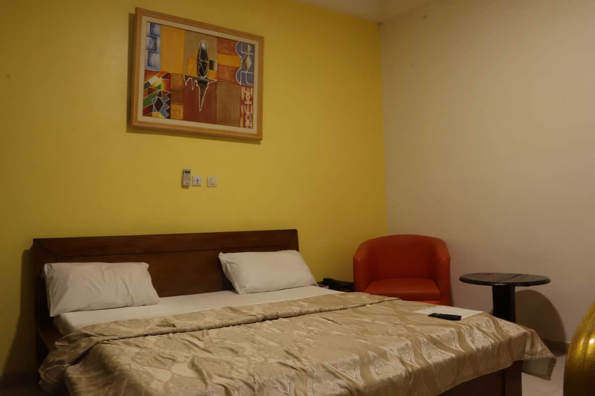 Quarto casal superior, 1 cama King, para não fumantes, geladeira | 1 quarto, roupas de cama premium, escrivaninha