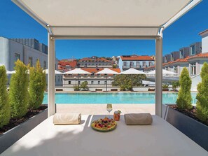 Piscina externa sazonal, espreguiçadeiras