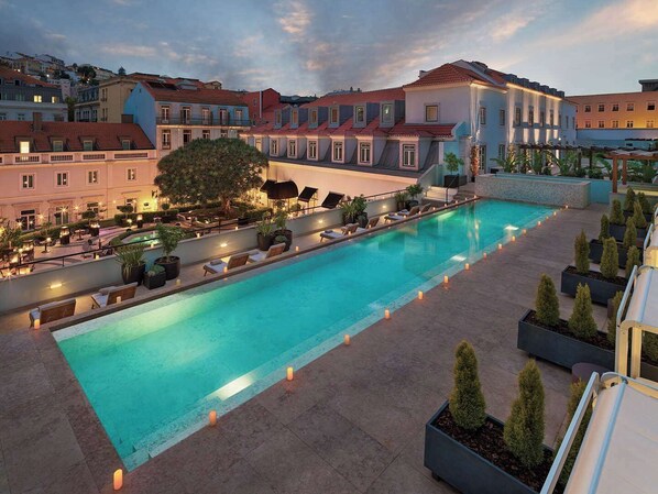Piscina externa sazonal, espreguiçadeiras