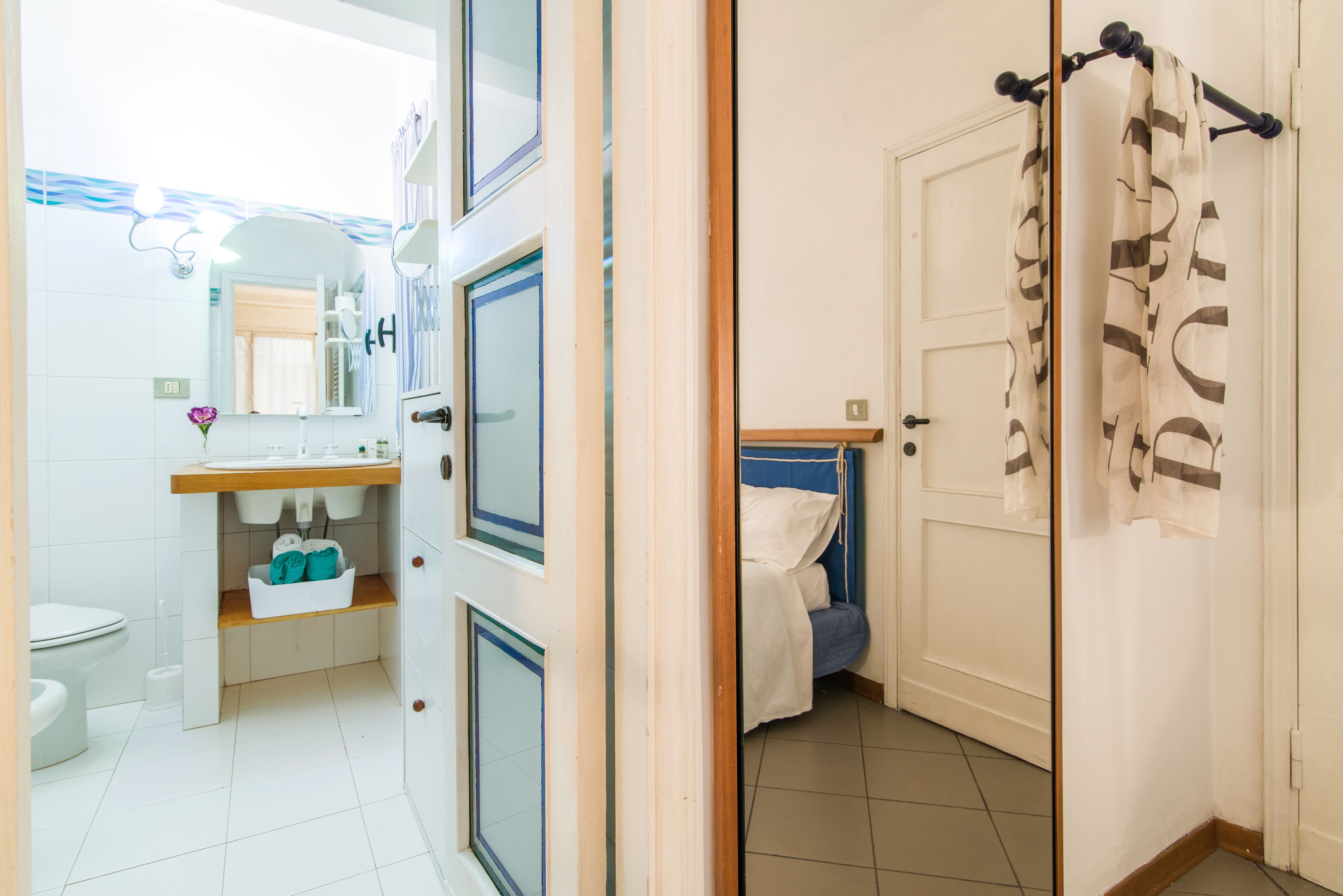 Apartamento, 1 quarto | Casa de banho | Um polibã, um chuveiro fixo, um bidé, toalhas fornecidas 