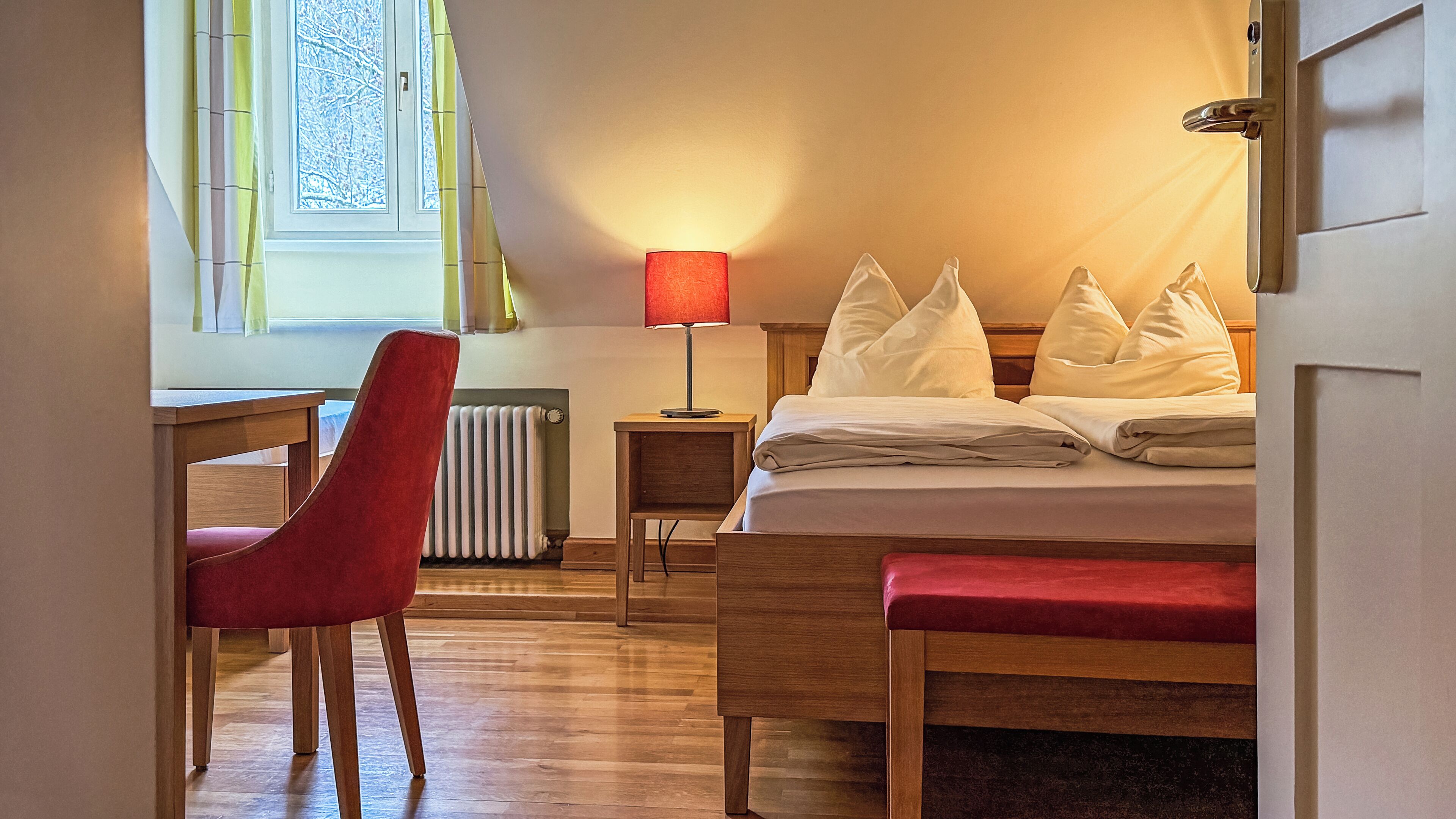 Quarto Duplo Económico | Roupa hipoalergénica, secretária, cortinas/cortinados opacos 