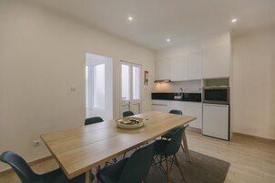 Villa Exclusiva, 2 quartos, vista para o oceano | Cozinha privada | Um frigorífico, um micro-ondas, uma placa de cozinha 