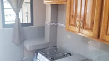 Quarto solteiro básico, 1 cama Queen, para não fumantes | Cozinha privada | Geladeira, fogão, cooktop