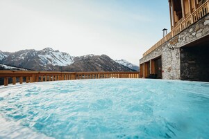 Sauna, banheira de hidromassagem, banho turco, massagens 