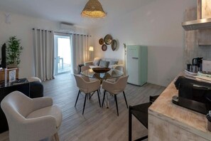 Deluxe Villa | Área de estar | TV de tela plana, lareira