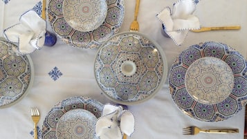 Pequenos-almoços, almoços, jantares servidos, cozinha local