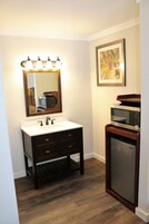 Quarto luxo, 1 cama King | Banheiro | Chuveiro/banheira combinados, produtos de toalete grátis