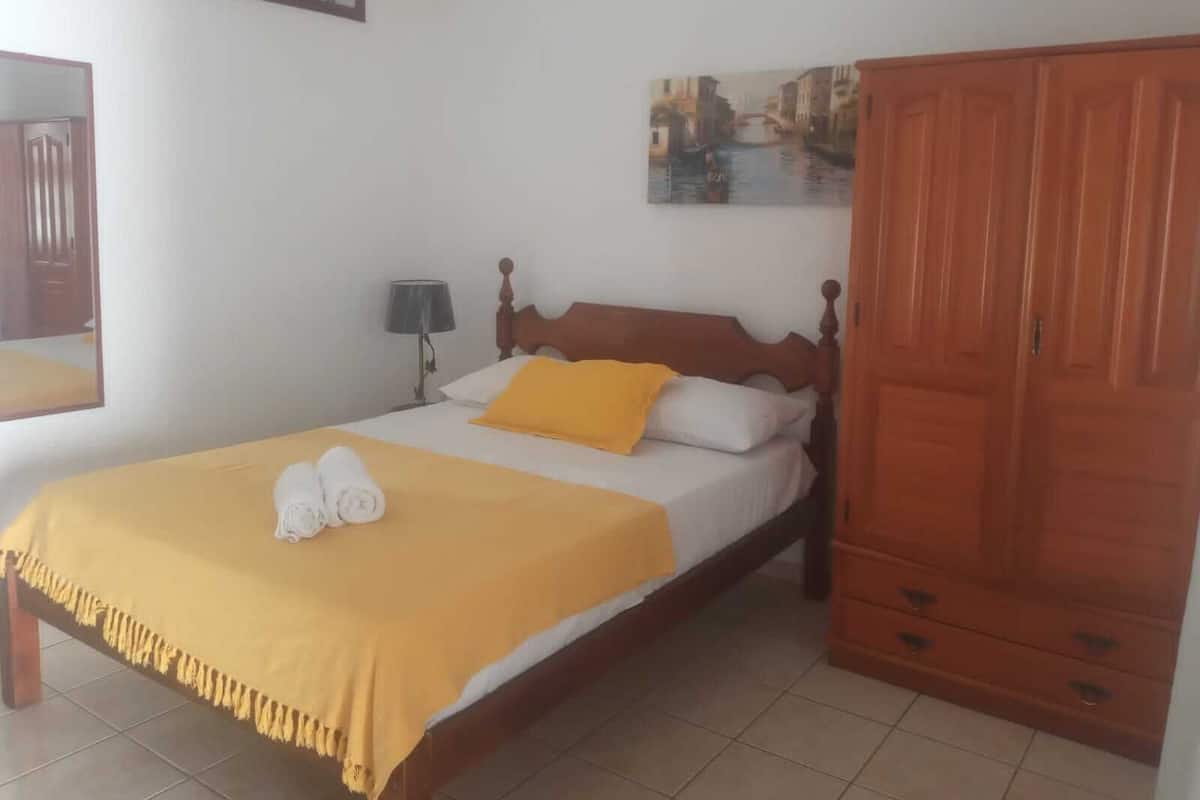 Quarto Duplo Standard | Cortinas/cortinados opacos, roupa de cama fornecida