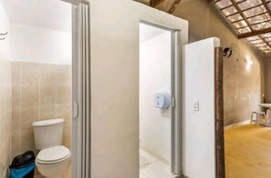 Dormitório Partilhado Económico | Casa de banho | Artigos de higiene pessoal grátis, toalhas fornecidas