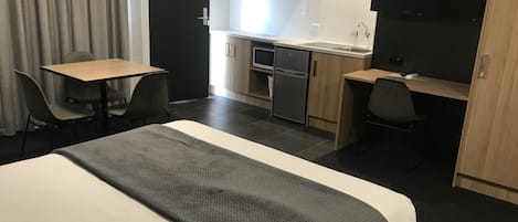 Quarto família, cozinha americana | Cozinha americana privada | Geladeira, micro-ondas, cafeteira/chaleira, chaleira elétrica