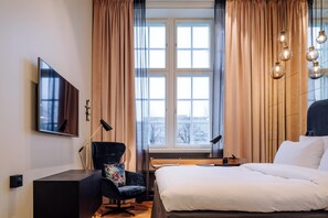 Roupa hipoalergénica, minibar, cofre no quarto 