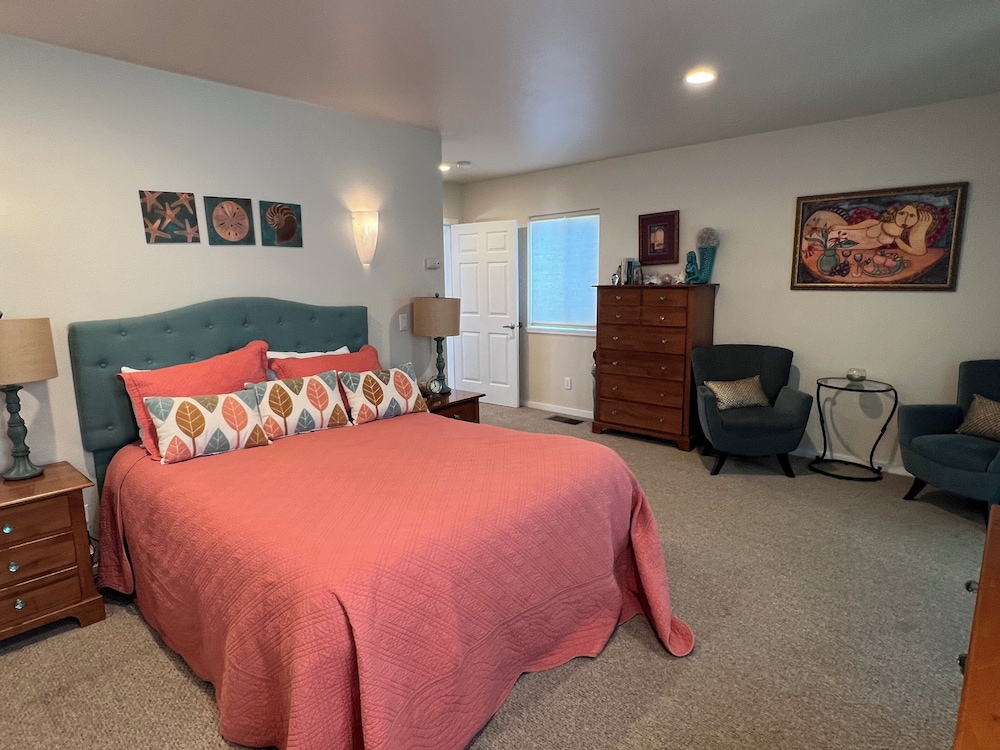 Renovated Waterfront Home With Gorgeous Views Of The Bay, Bridge And South Jetty - Newport, OR