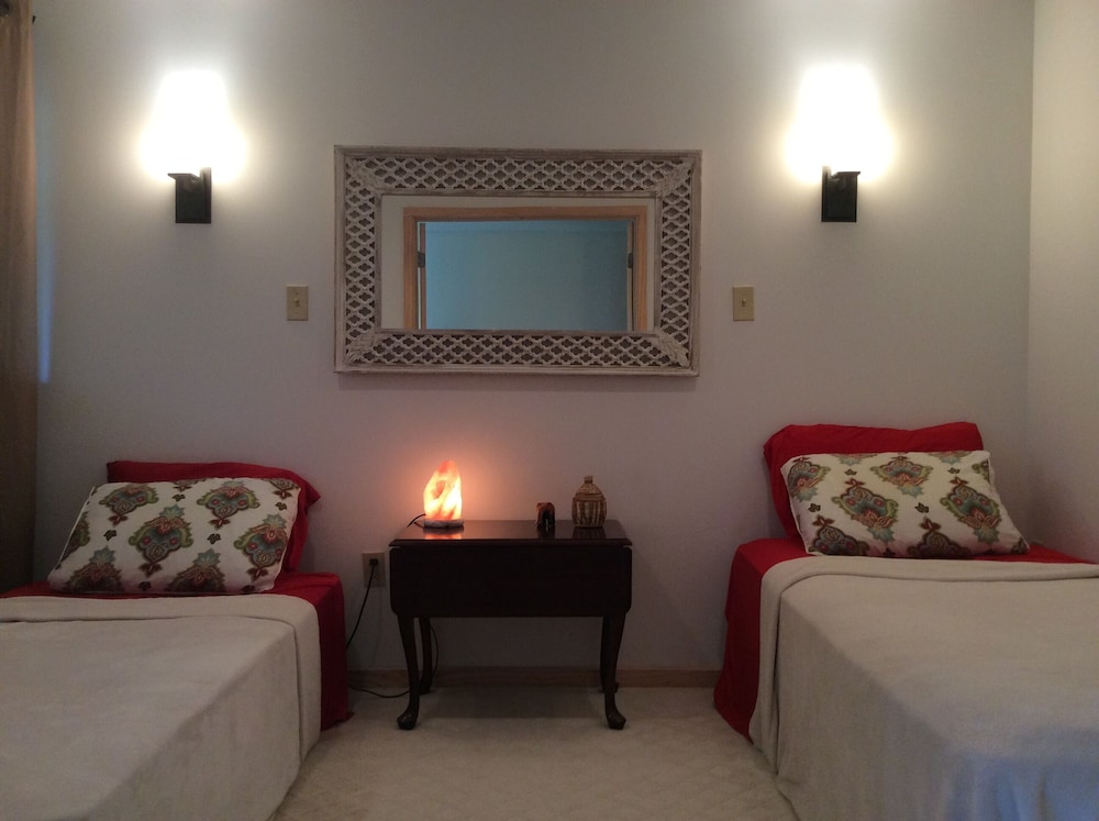 Beautiful Family Lodge On A Private Lake Set In 20 Secluded Acres - Asheville, NC