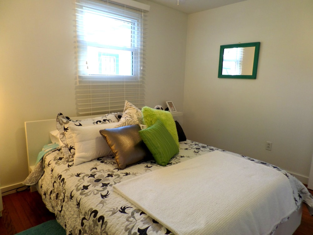 Recently Renovated, New Front Porch And Walk-able To The Town Of Black Mountain - Black Mountain, NC