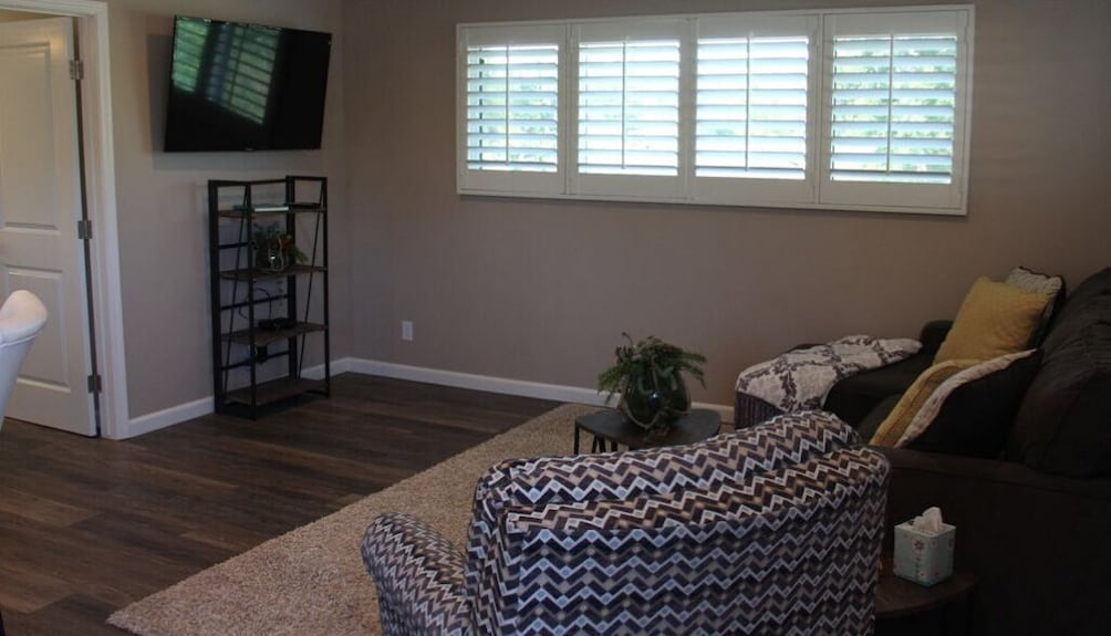 ガレージの上に建てられた真新しい1ベッドルームアパートメント - ファウンテン・バレー, CA