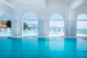 2 piscinas interiores, piscina exterior sazonal 