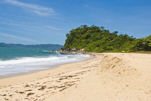Perto da praia, guarda-sóis de praia 