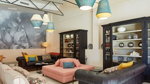 Uma sala de estar com sofá, mesa de centro e estante de livros.