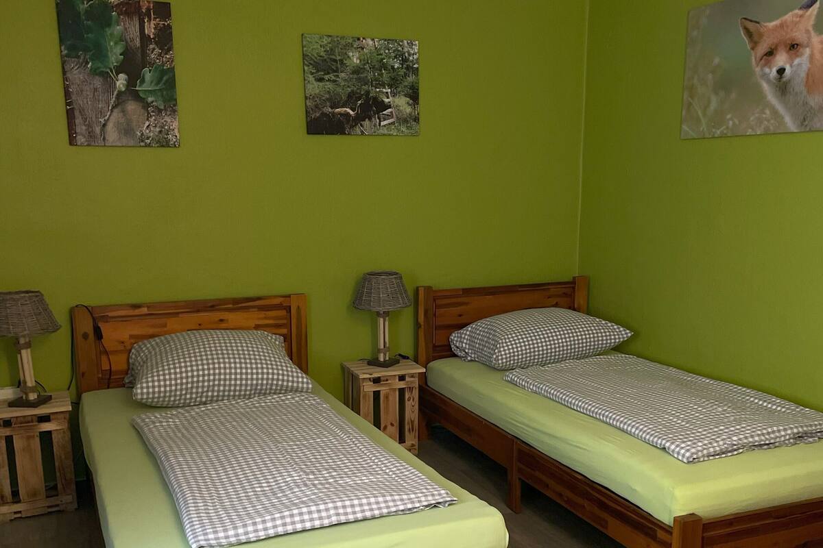 Quarto Duplo ou Twin Básico, várias camas | Secretária, Wi-fi grátis, roupa de cama fornecida 