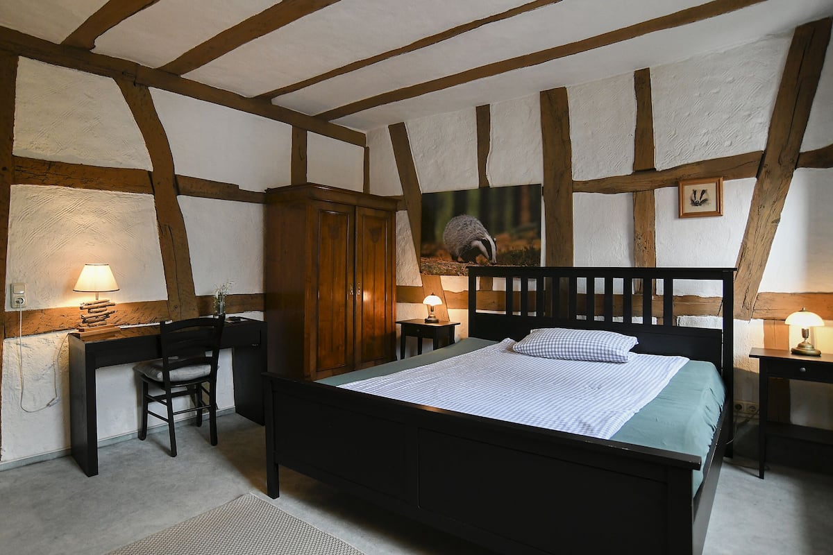 Quarto Duplo Básico | Secretária, Wi-fi grátis, roupa de cama fornecida 