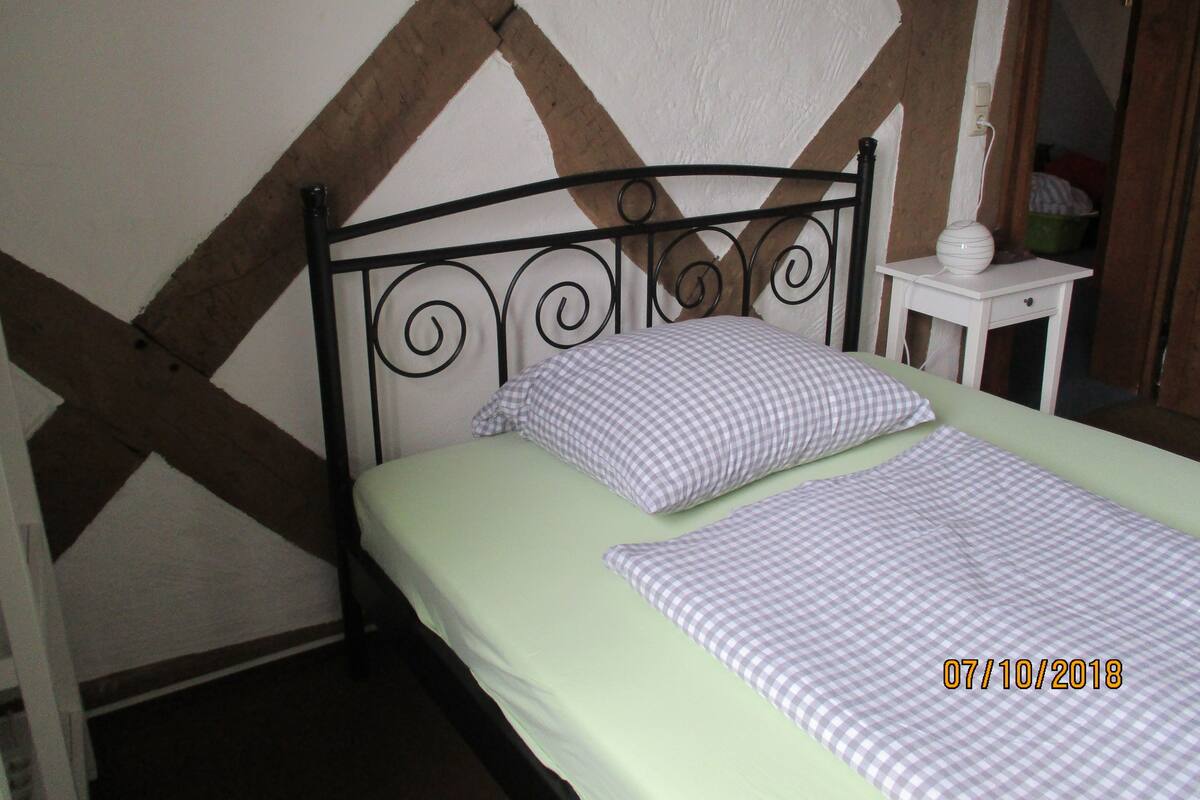 Quarto Individual Básico | Secretária, Wi-fi grátis, roupa de cama fornecida 