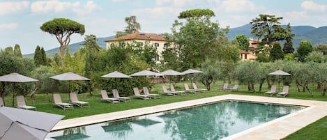 Piscina externa sazonal, guarda-sóis, espreguiçadeiras