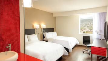 Quarto Superior, 2 camas de casal | Cofre no quarto, secretária, cortinas/cortinados opacos
