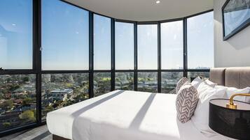 Roupas de cama antialérgicas, cofres nos quartos, escrivaninha