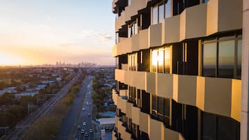 Fachada do alojamento (tarde/noite)