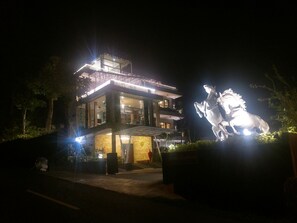 Fachada do alojamento (tarde/noite)