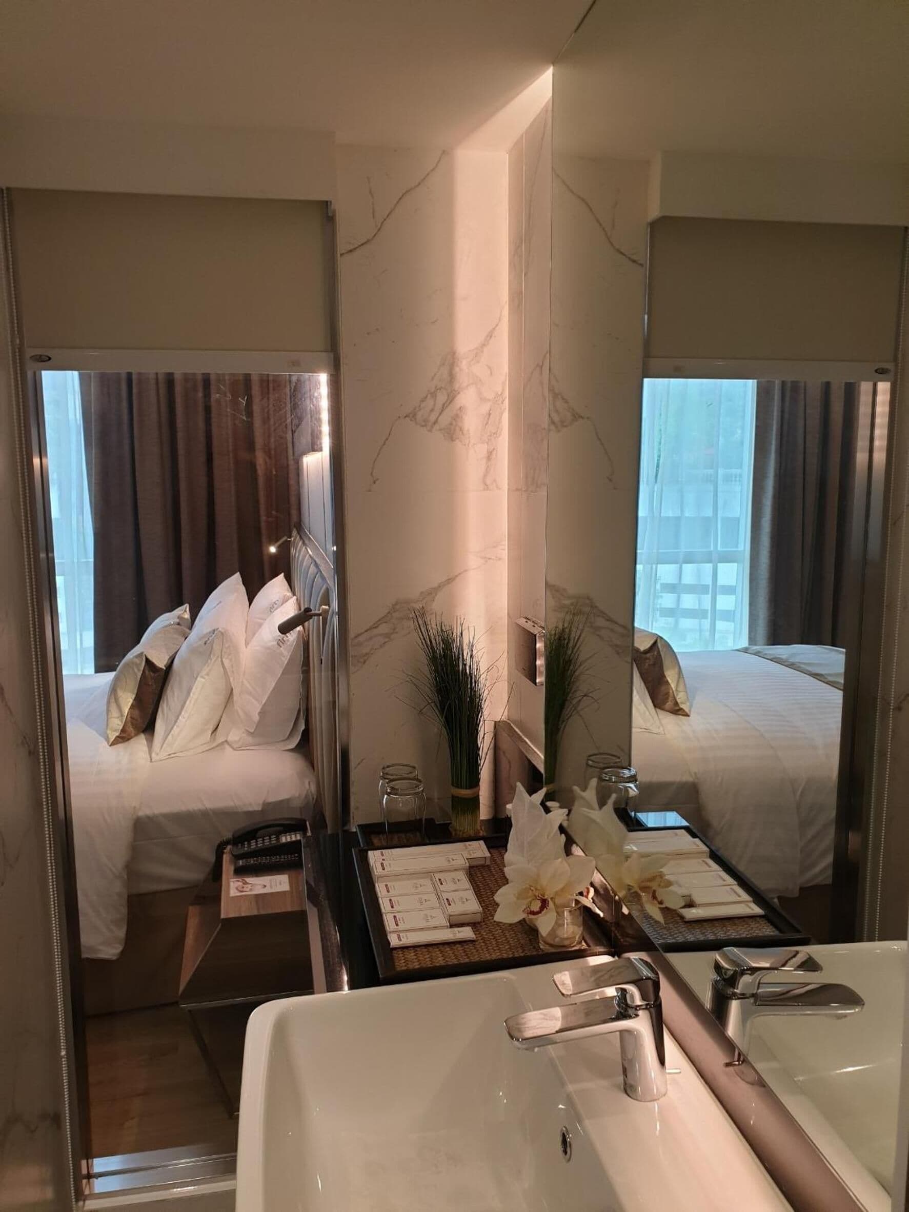 Um polibã, um chuveiro fixo, artigos de higiene pessoal grátis 