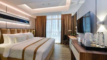 Deluxe Room | Frigobar, cofres nos quartos, escrivaninha, cortinas blackout