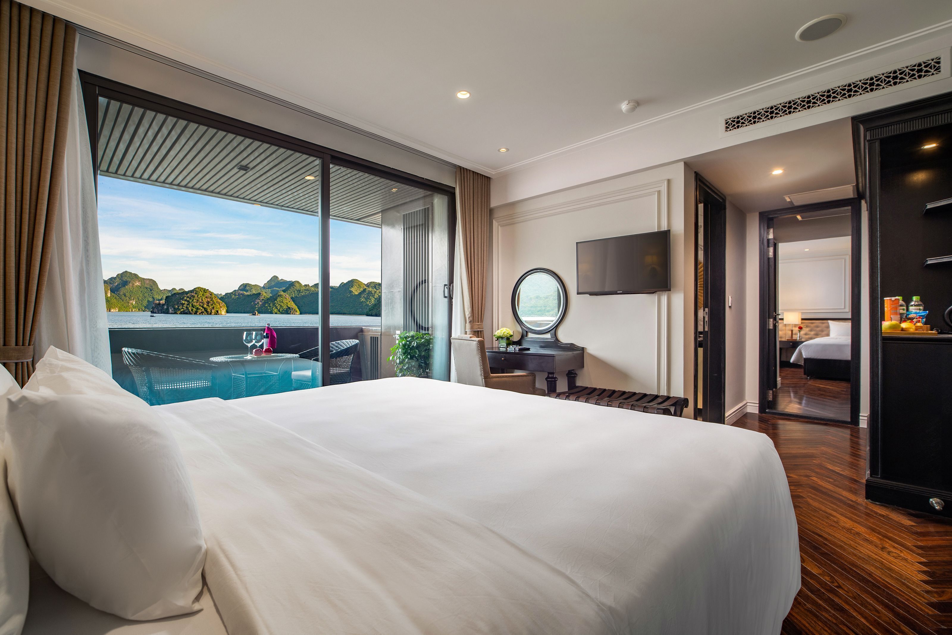 Minibar, cofre no quarto, secretária, quartos insonorizados 