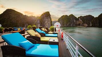 Terraço com espreguiçadeiras